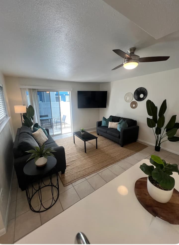 Walk To The Waves: Bright&breezy Galveston Condo - Galveston, TX