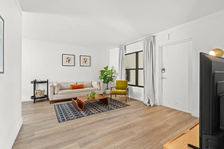 Ft Lauderdale 2bd/1ba Apt Pool/parking Steps To Th - Fort Lauderdale