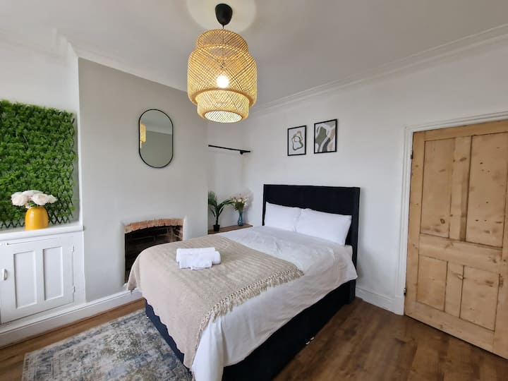 Modern, Self- Contained 3 Bed Stay W/ Parking - Leicester