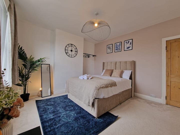 Modern 3 Bed Stay -Ample Parking - Leicester