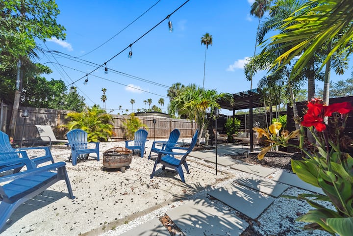 Serene 2br With Expansive Backyard Oasis - St. Petersburg, FL