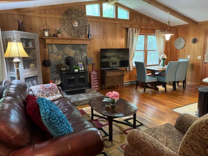 The Cozy Creekside Cabin - Dillard, GA