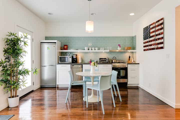 Stylish 2-bedroom Apt Near Venice Beach - Marina del Rey, CA