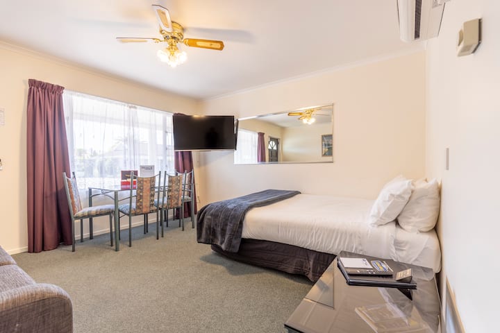 Family Apartment With Spa At Asure Prince - Lake Taupo