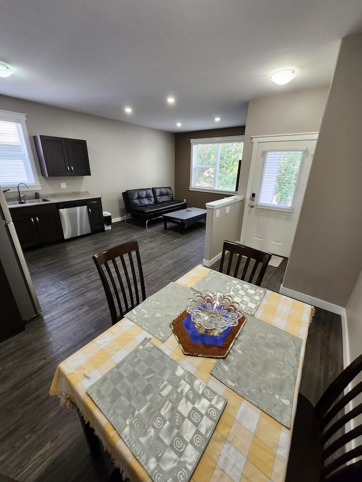 Elegant Family Home By Stadium, Airport, Shopping - Regina