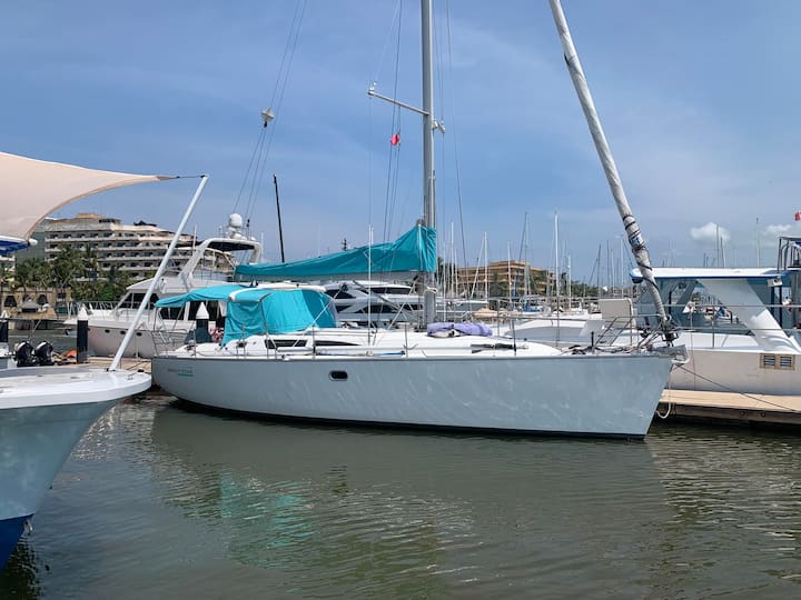 40 Foot Sailboat, Air Conditioning, Tv & Starlink - Nuevo Vallarta