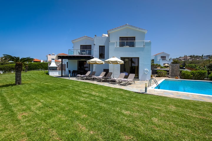 Villa Radiance, By Cyprus-villa-retreatsdotcom - Paphos
