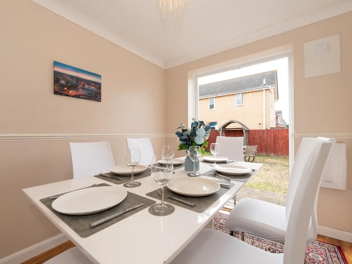 4 Bed House In Greater London + Parking - Barking