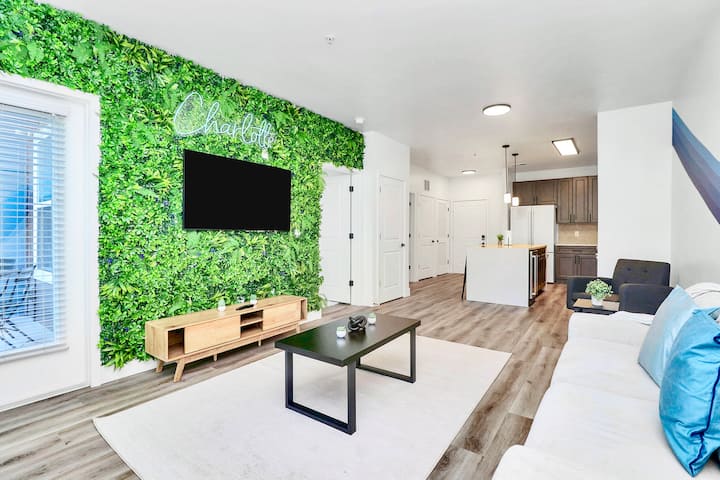Modern Escape: Walkable Location & Parking - Charlotte, NC