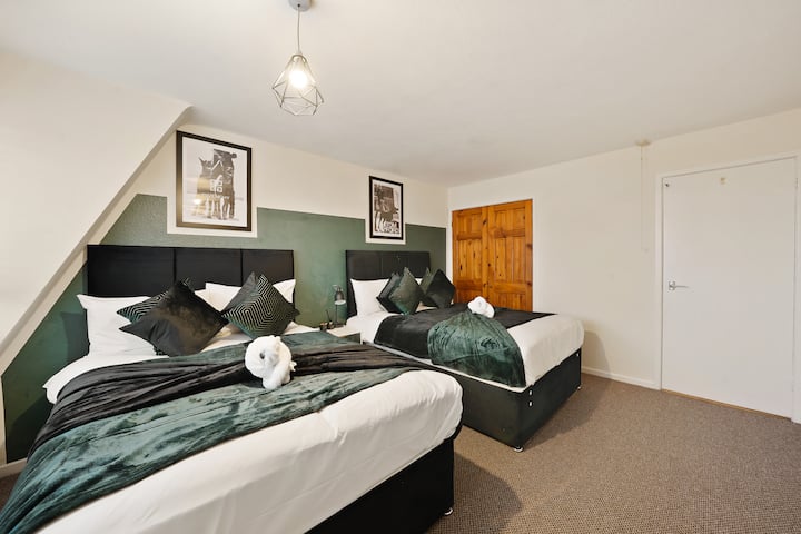 20% Off! Large Spacious Abode With Games Room! - Bristol