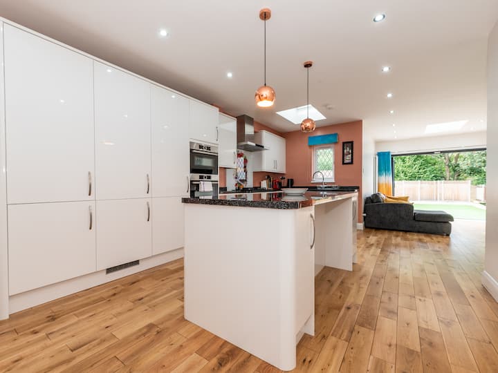 4 Bed House + Parking, 5 Mins Sidcup Station - Dartford