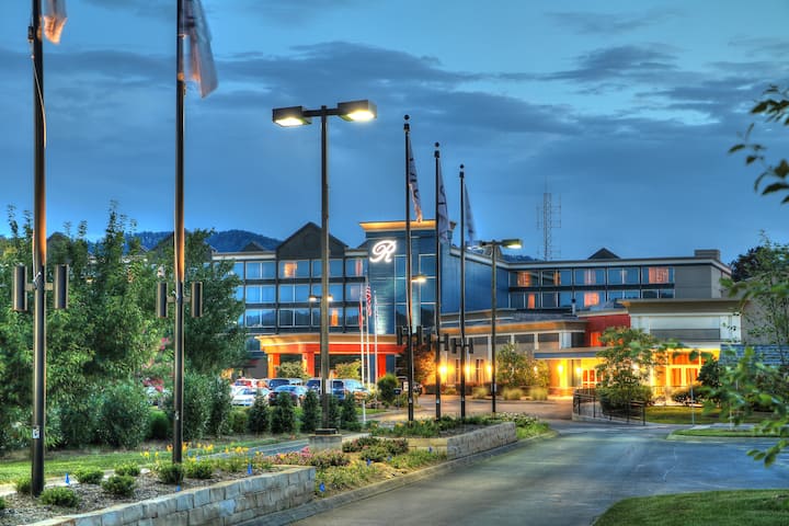 Ramsey | 1q Ada Roll-in Shower - Pigeon Forge, TN