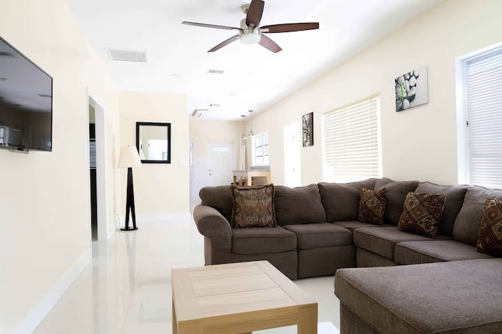 Silk Cotton Apartment 28 - Nassau