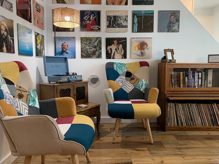 Village Townhouse W/ A Retro Flair - Red Hook, NY