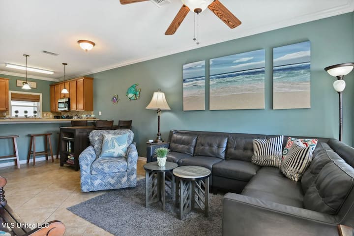 Beachside Condo With Beach Views - Pass Christian, MS