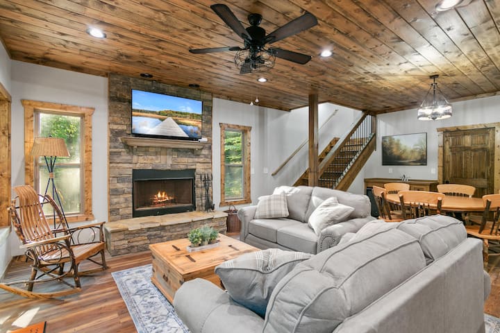 Scenic River Retreat With Hot Tub & Spacious Deck - Ellijay