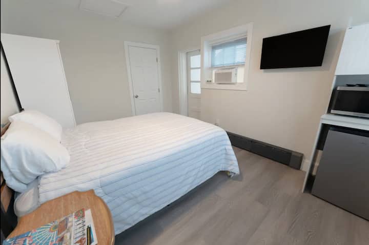 1 Bedroom - Hotel Style - Steps Off Asbury Avenue! - Sea Isle City, NJ
