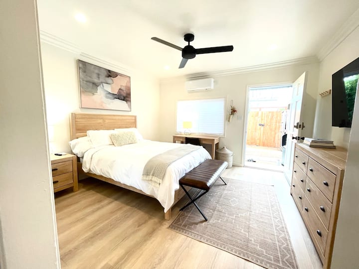 Beach Bungalow Off Rose Ave - Santa Monica, CA