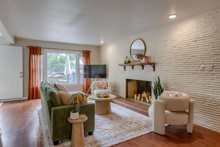 5bd Charming Home | Pool Table & Backyard - Omaha, NE