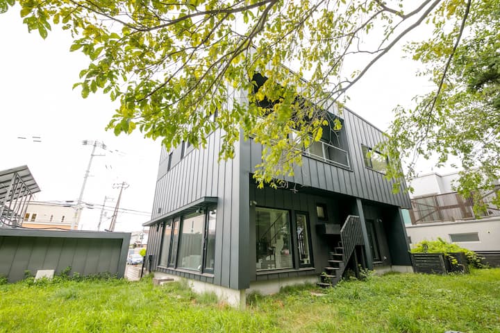 緑の落ち着いた住まい。家主と愛犬滞在型。犬アレルギーの方はご利用できません。 - Sapporo