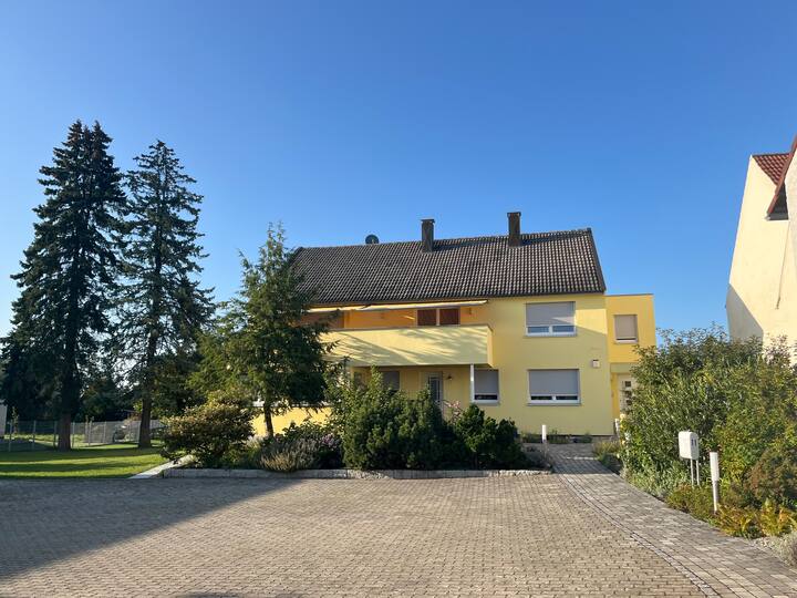 Gelbes Haus In Der Natur In Laub - Nördlingen