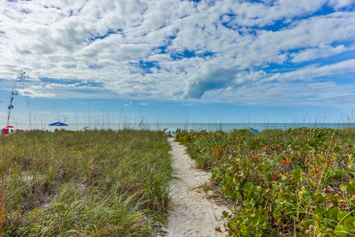 Renovated Beachside Efficiency! - Venice Beach, FL