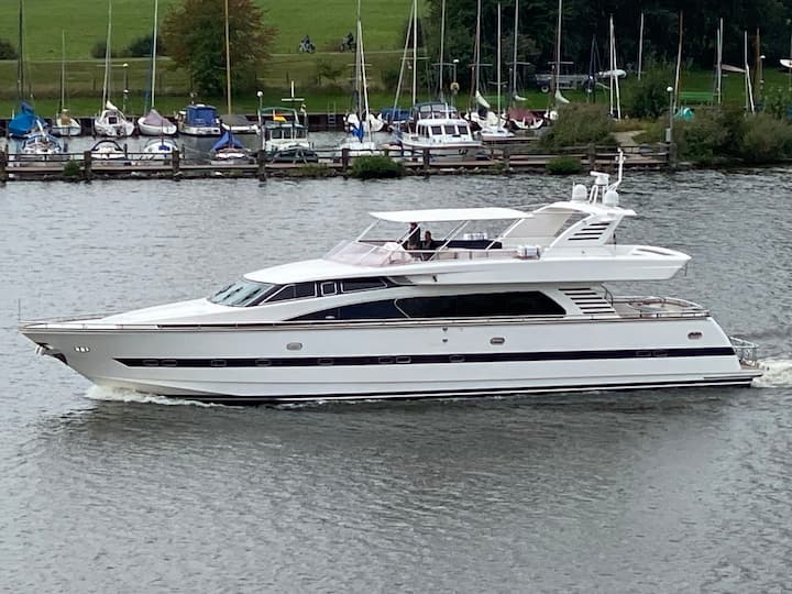 Superyacht 
Curiosity - Montmeló