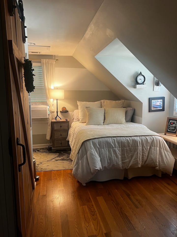 Charming Brick Bungalow Loft - Raleigh, NC