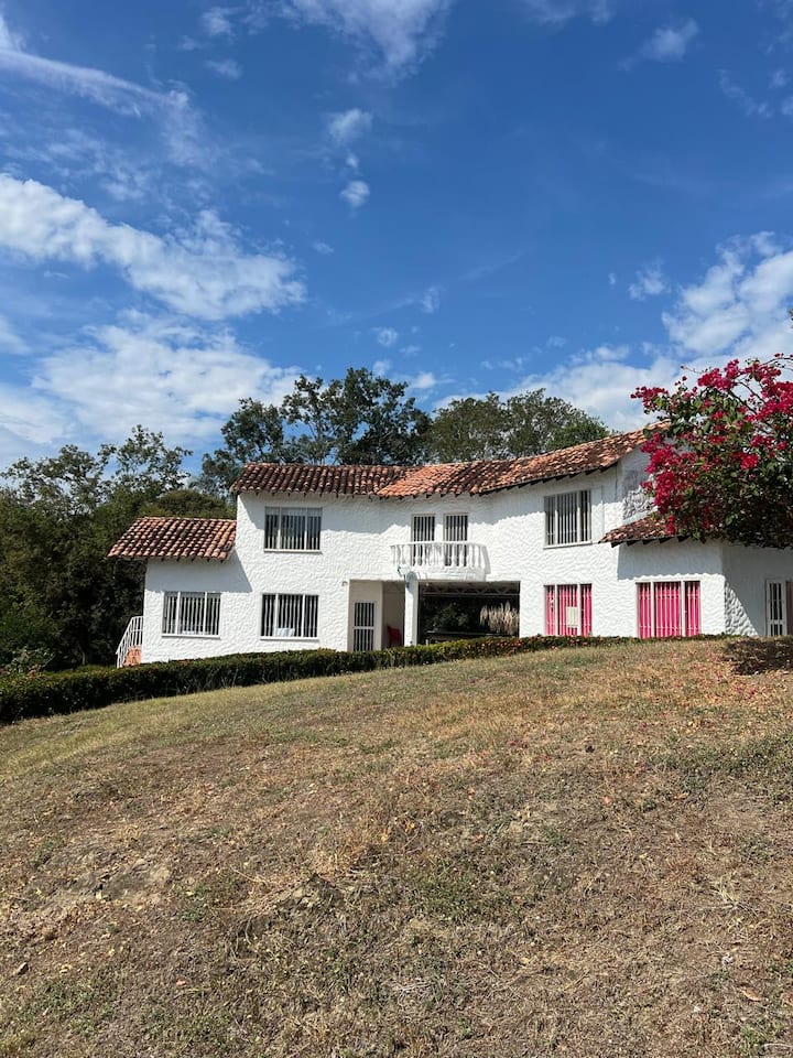 Cabaña De Dos Pisos Con Zonas Sociales Compartidas - Agua de Dios