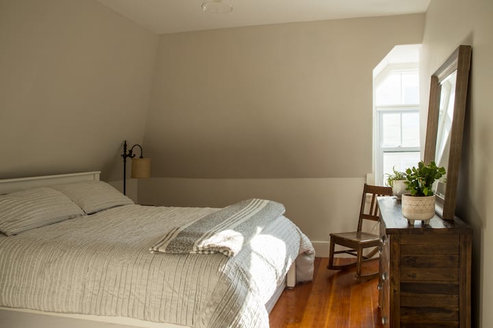 The Linden: Lovely Home & Host - Marblehead, MA
