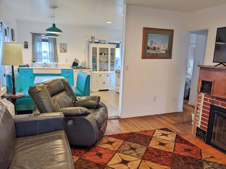 Retro Style Cottage With Booth. - Seaside, OR