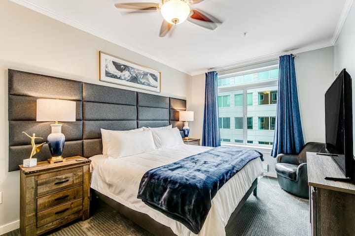 Emerald City Escape With Pool And Parking! - Seattle, WA