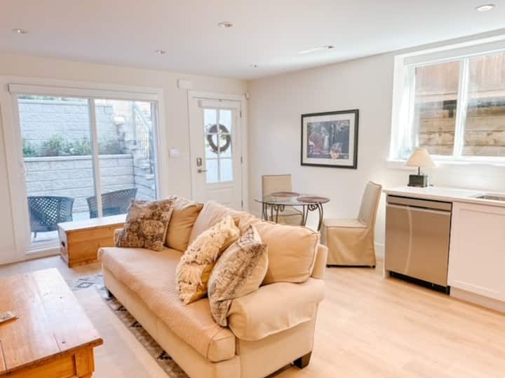 Registration H681641808
Lower Lonsdale Suite - North Vancouver