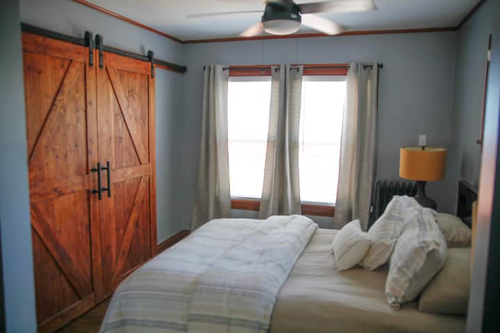 Spacious Comfort W/office Travelers Haven - Shaker Heights, OH