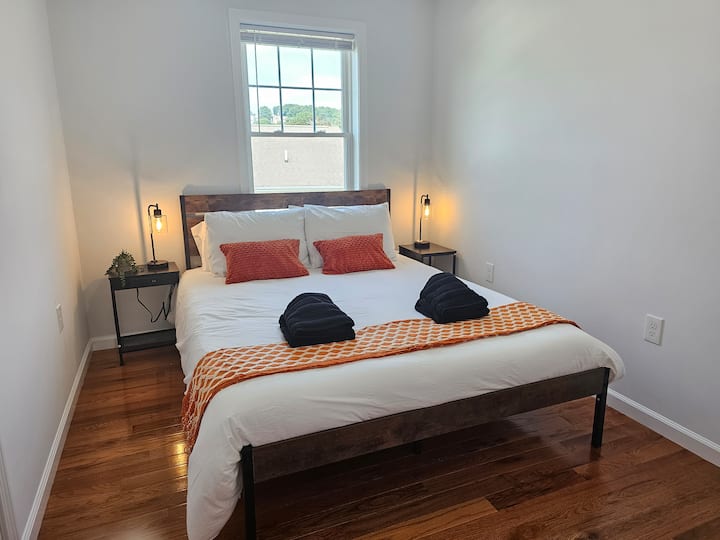 4 Bed Providence Apt With Parking For Big Groups - Providence, RI