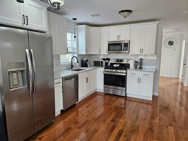 Spacious 4 Bed With Parking - Rhode Island
