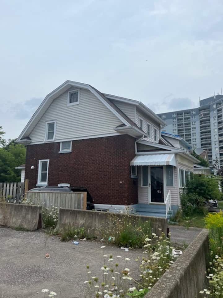 Old Charm Home In Niagara Falls - Niagara Falls