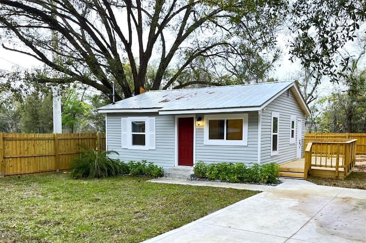 Cozy Cottage In The Heart Of Leesburg - Leesburg, FL