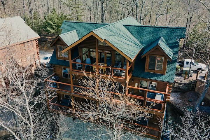 Views! Close To Town - Room For Everyone - Hot Tub - Pigeon Forge, TN