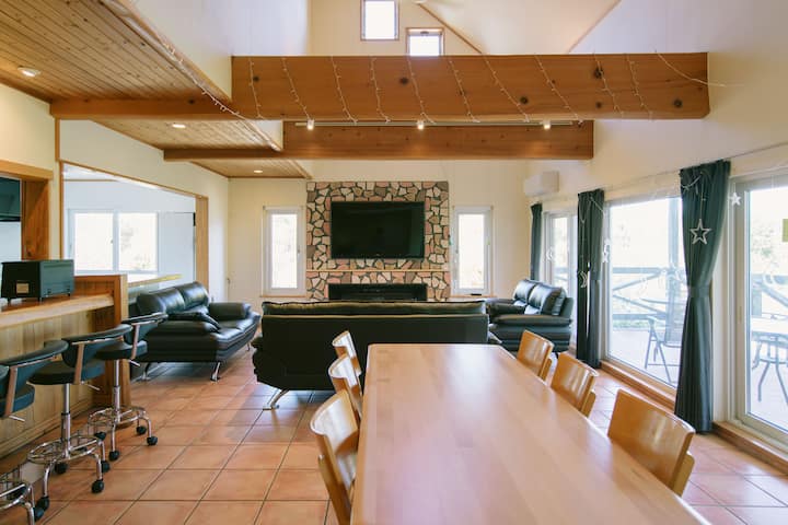 ロッジマロレイ【3階建て貸別荘】最大13名まで！檜風呂・5ベッドルーム - Furano