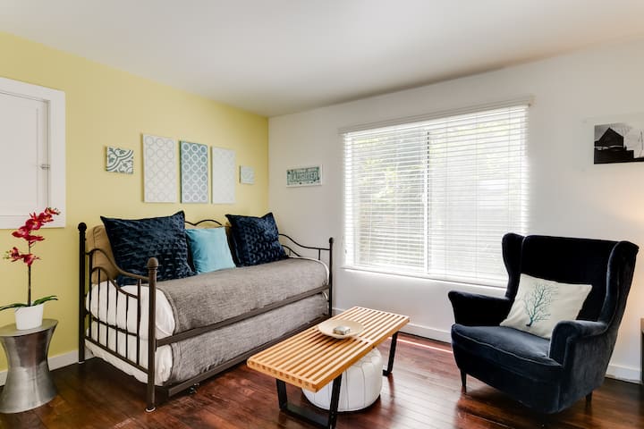 Fabulous 2-bedroom Apt By Venice Beach - Los Angeles, CA