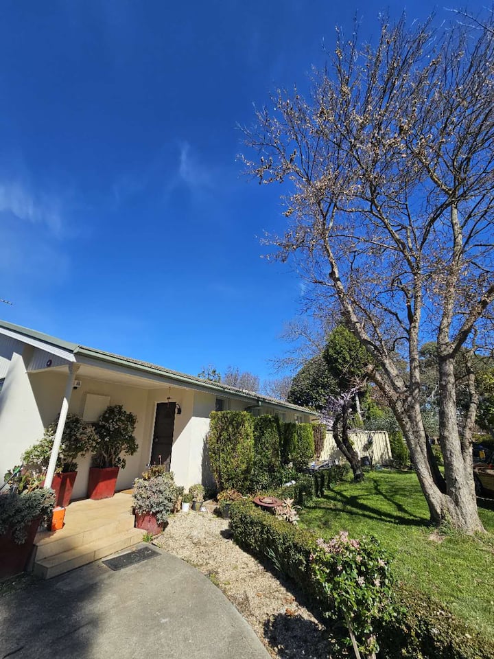 4 Br Home Away From Home - Canberra