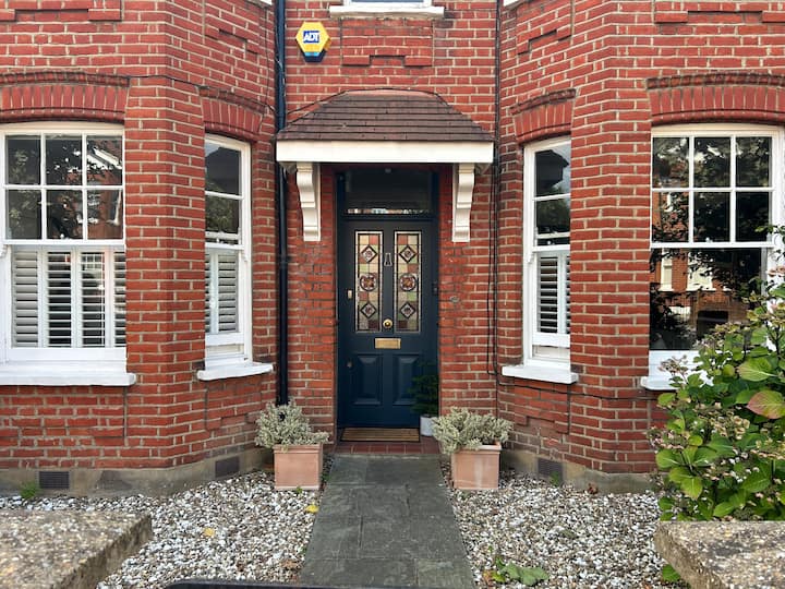 Quiet Victorian Wimbledon Flat - Central London