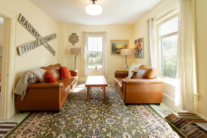 Central Picton Apartment, Sleeps 8; The Iron Horse - Ontario