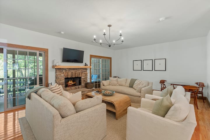 Riverfront Townhome: Steps From Skiing + Dining - Cashiers, NC