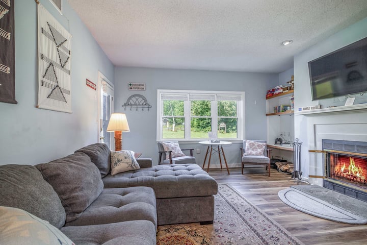 Cozy Slopeside Escape - Ski-in/out Condo At Okemo - Ludlow, VT