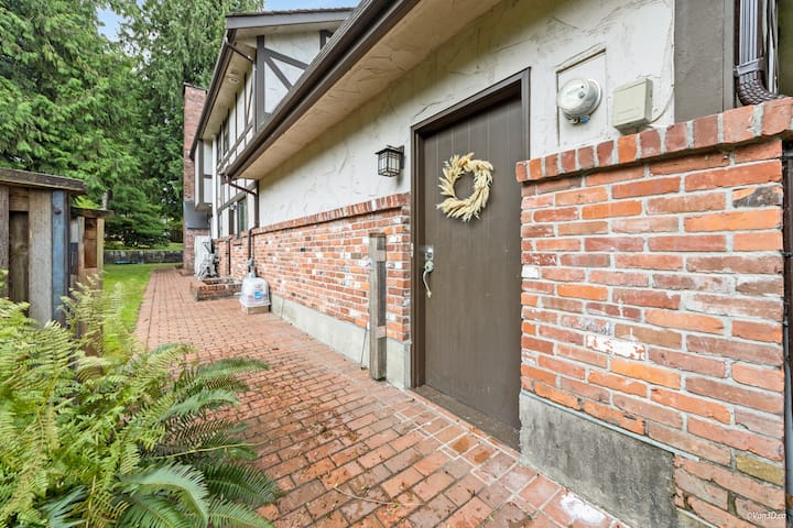Charming Brand New Guest Suite - Burnaby