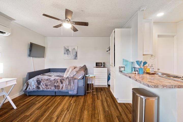 Peaceful Bastrop Studio - Private, Month+ Stay - Bastrop, TX