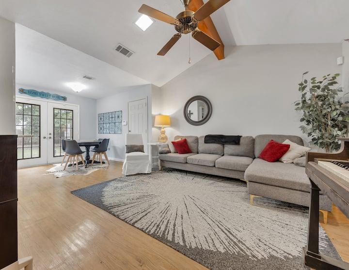 Perfect Game Day 2 Bdrm, 2 Bath Home - College Station, TX