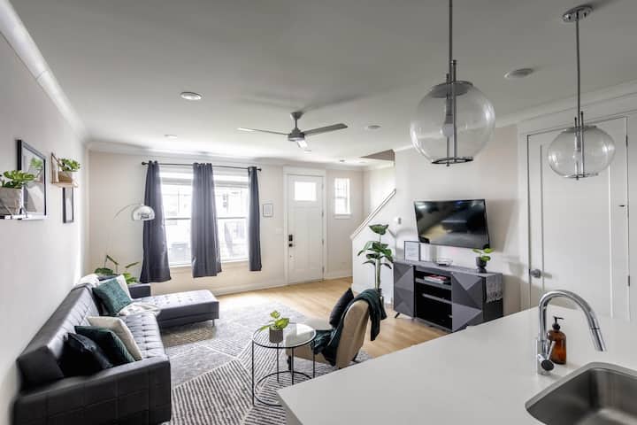 Chic + Modern 2bd Townhome 12 Min To Dt!parking! - Nashville, TN